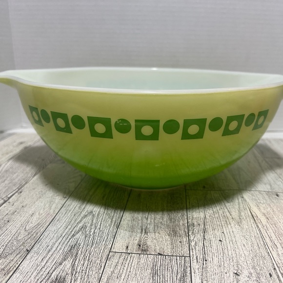 Pyrex | Dining | Vintage Pyrex 4 Quart Green Yellow Square Dot Ombr ...